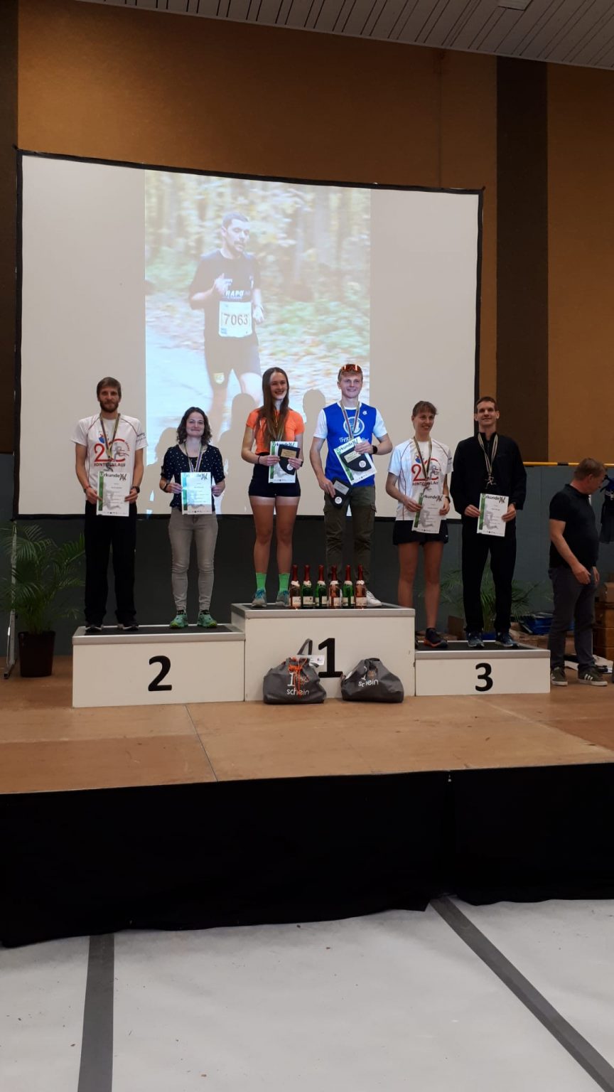 Vier Laufsportfreunde beim Röntgenlauf in Remscheid auf drei ...