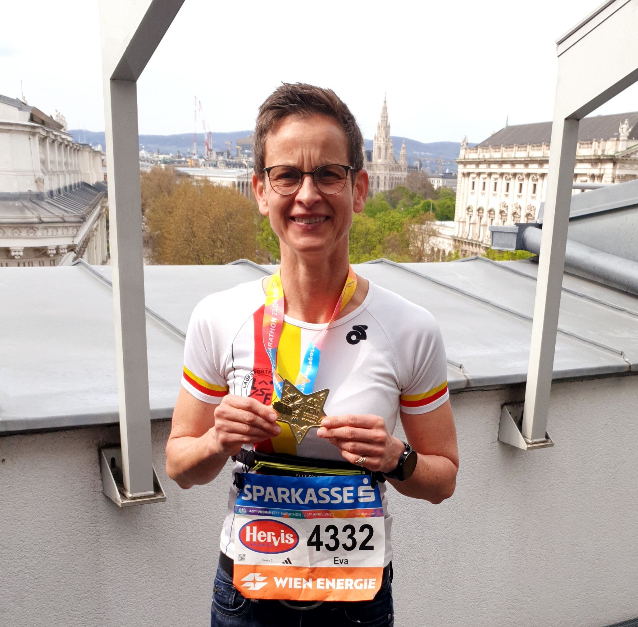 Eva-Maria Gaszek gewinnt ihre Altersklasse beim Wien-Marathon ...