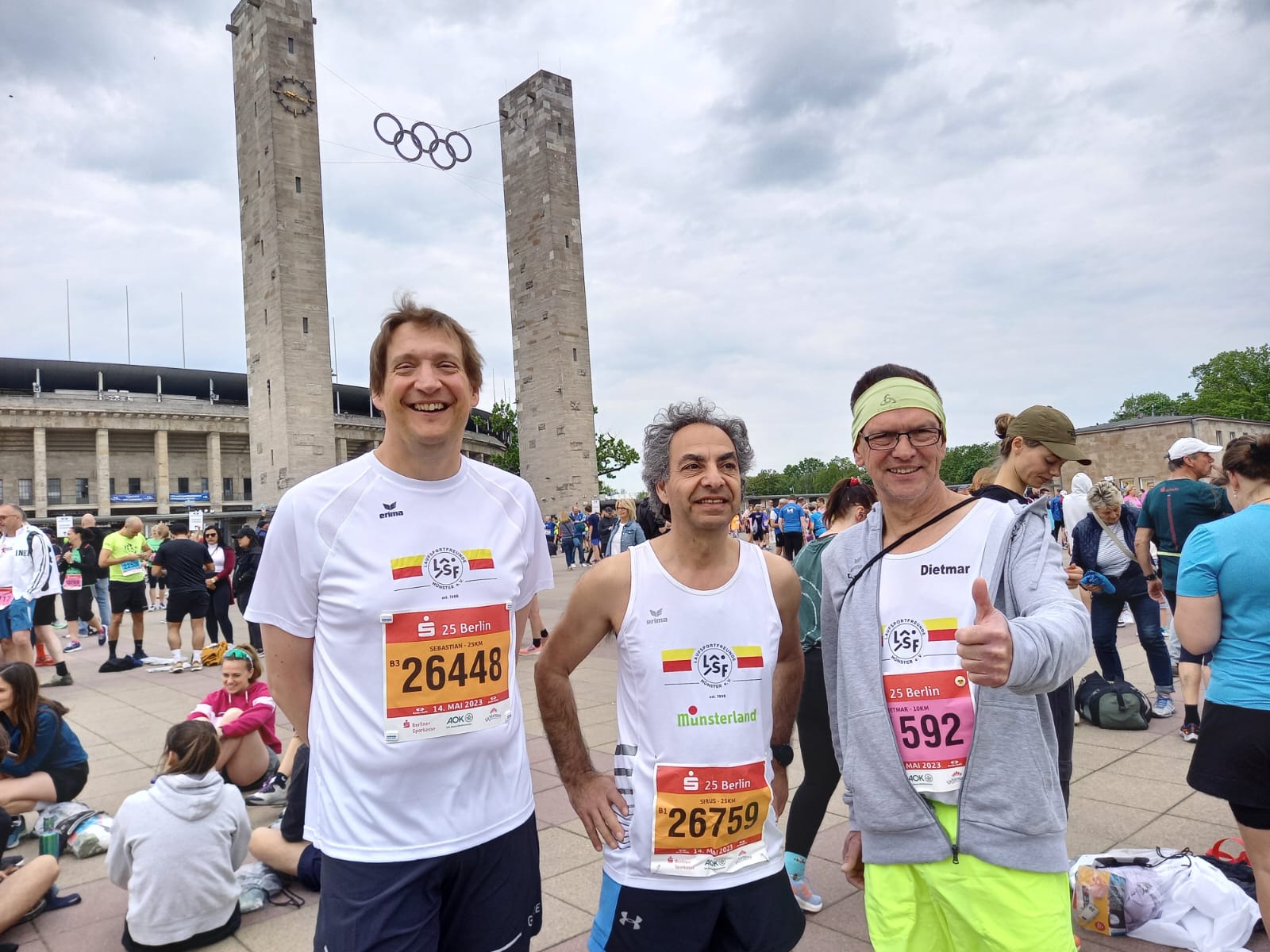 Stefan Bales und Sirus Pezeschgi laufen starke 25 km in Berlin ...
